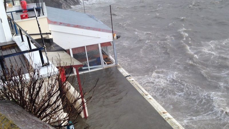 Pictures: Devon coast battered by storm - BBC News