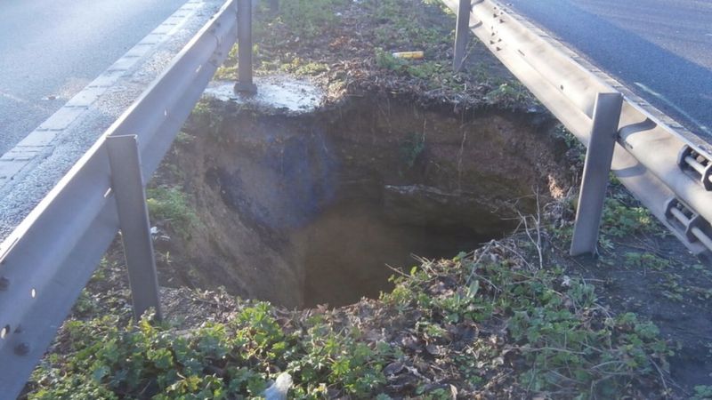 Ten-metre hole appears in Gravesend family's back garden - BBC News
