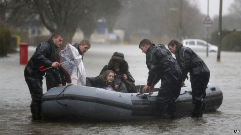UK storms: Man dies amid 'almost unparalleled natural crisis' - BBC News
