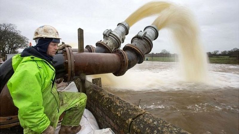 Somerset floods: River dredging begins on Parrett and Tone - BBC News