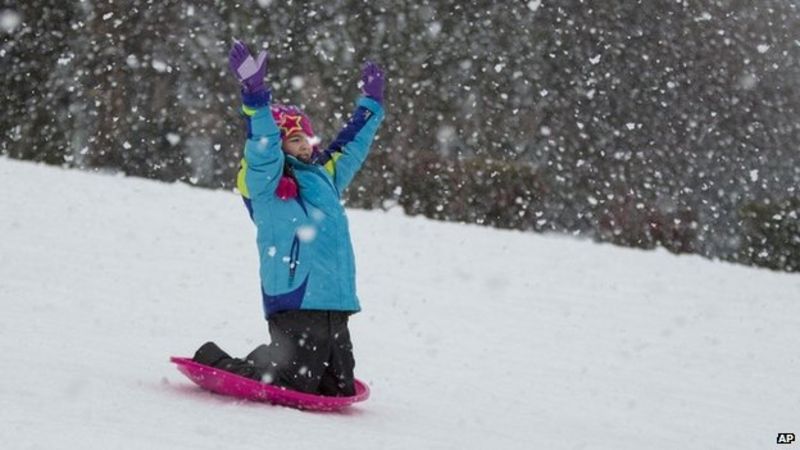 Second wave of huge snow storm hits US north-east - BBC News