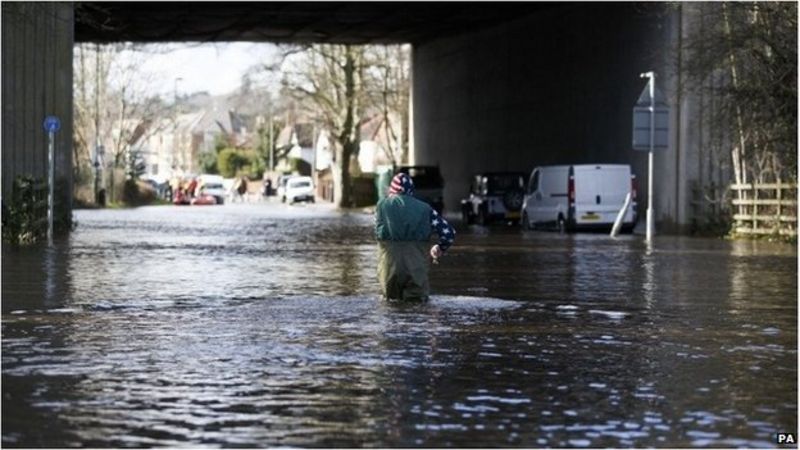 Surrey flooding: Further rescues as more storms forecast - BBC News