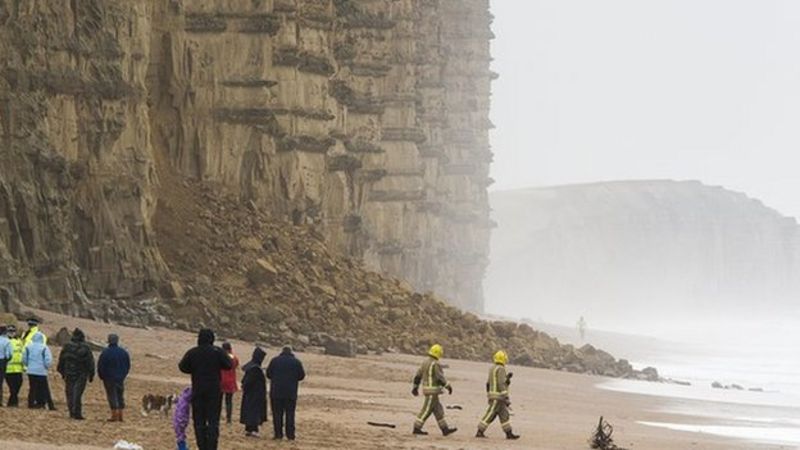 'Broadchurch' beach: West Bay cliff fall blocks coast path - BBC News