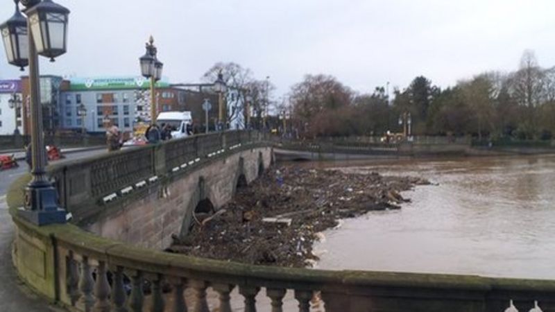 Worcester flood debris cleared from under bridge - BBC News
