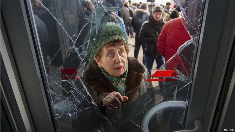 In pictures: Ukraine on alert amid Russia intervention - BBC News