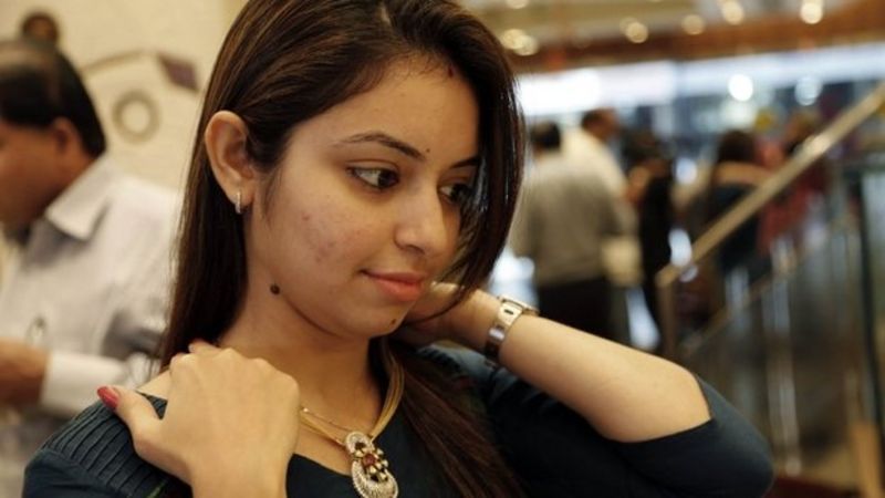 Why gold smuggling is on the rise in India - BBC News