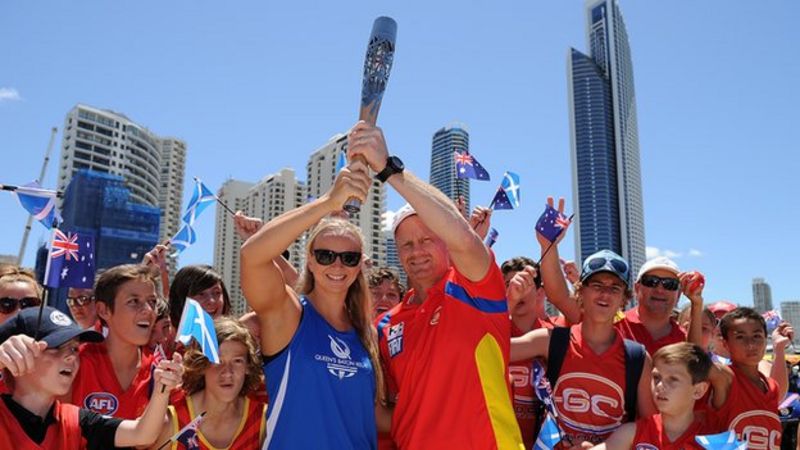 Commonwealth Games: Queen's Baton relay arrives in Scotland - BBC News