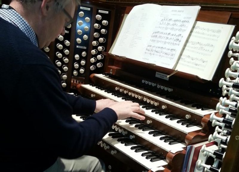 Royal Festival Hall organ returns after nine years - BBC News