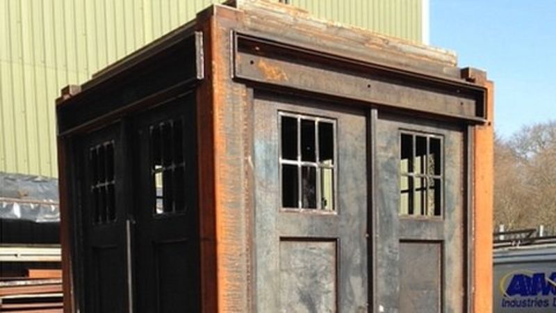Doctor Who Tardis-style police box unveiled in Boscombe - BBC News