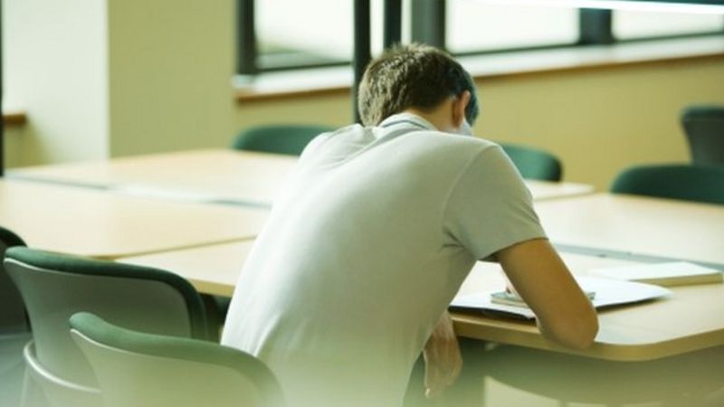 Child mental health issues 'missed' - BBC News