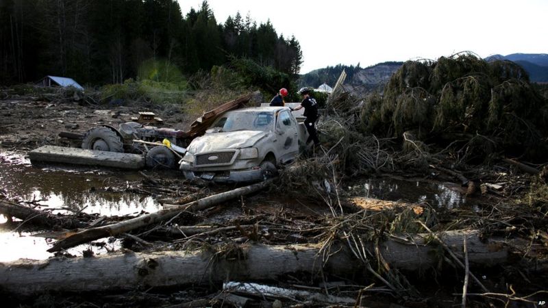 In pictures: US deadly landslide - BBC News