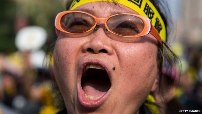 Mass protest held in Taiwan against China trade deal - BBC News