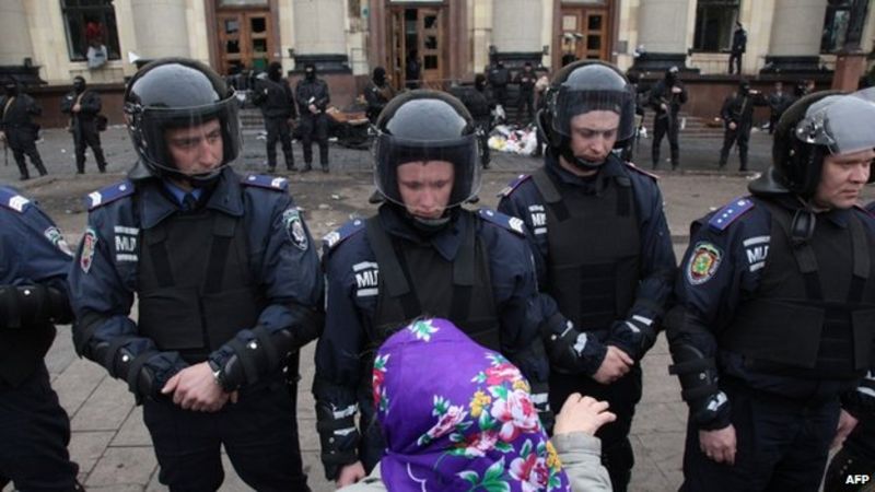 Ukraine crisis: Nato warns Russia against further intervention - BBC News