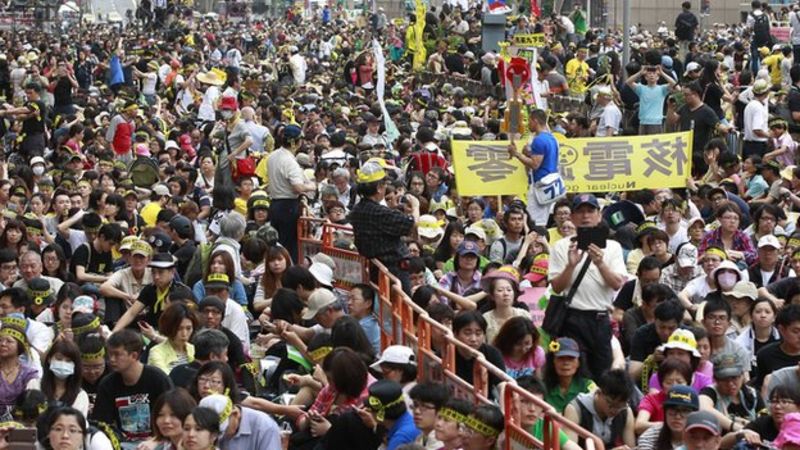 Clashes as anti-nuclear protests hit Taiwan - BBC News