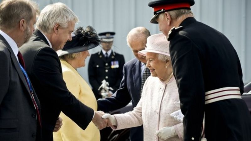 Queen meets tsunami survivor at Atlantic College - BBC News