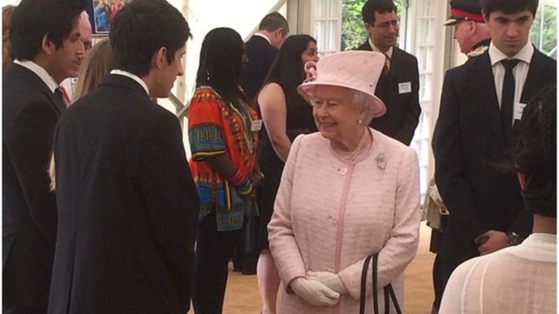 Queen meets tsunami survivor at Atlantic College - BBC News
