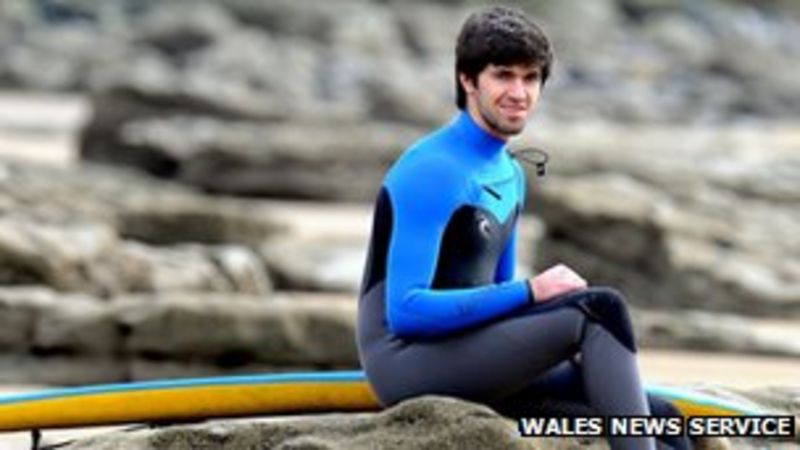 Queen meets tsunami survivor at Atlantic College - BBC News
