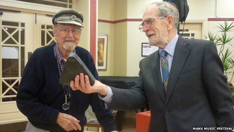 Isle of Man festival win for 99-year-old Laurence Kermode - BBC News