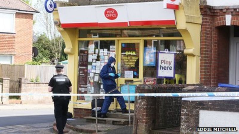 Armed robber targets Durrington post office - BBC News