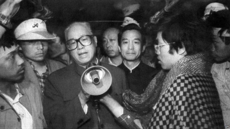 In pictures: Beijing's Tiananmen Square protests - BBC News