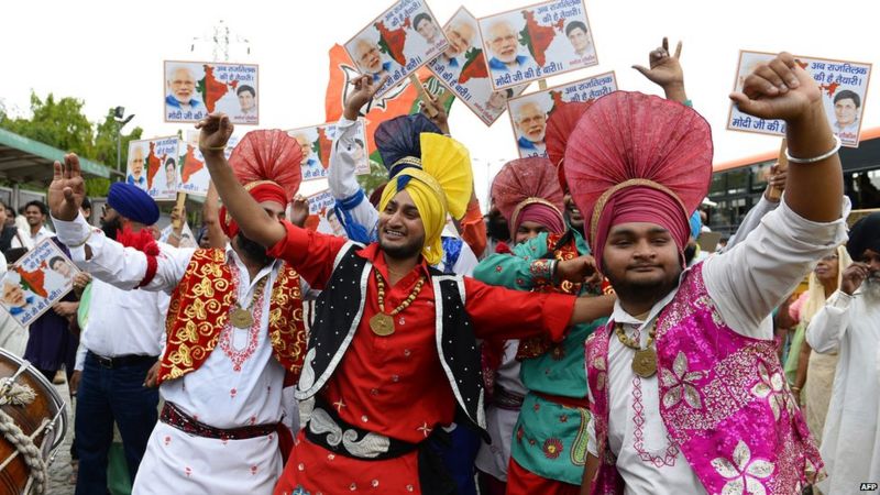 In pictures: India election joy for BJP supporters - BBC News