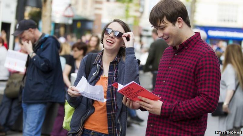 People explore Liverpool for LightNight 2014 - BBC News