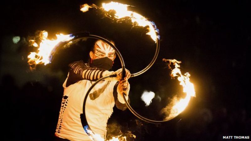 People explore Liverpool for LightNight 2014 - BBC News