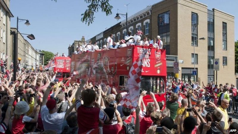 Thousands line the street for Arsenal's victory parade - BBC News