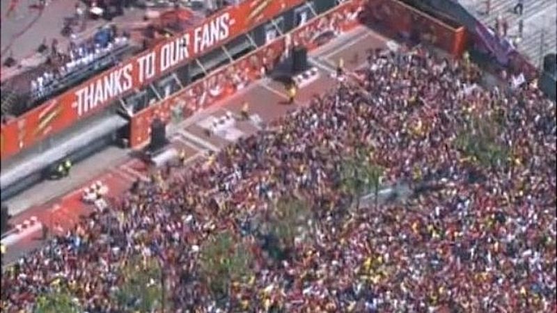 Thousands line the street for Arsenal's victory parade - BBC News