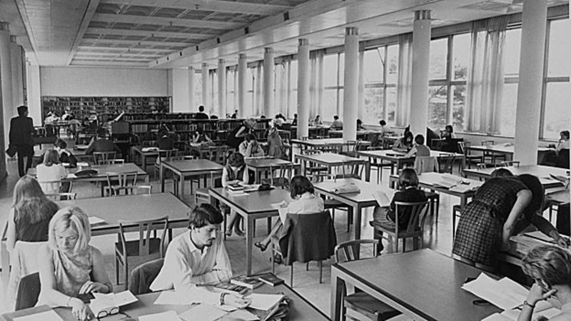 Midnight and university library is crowded - BBC News