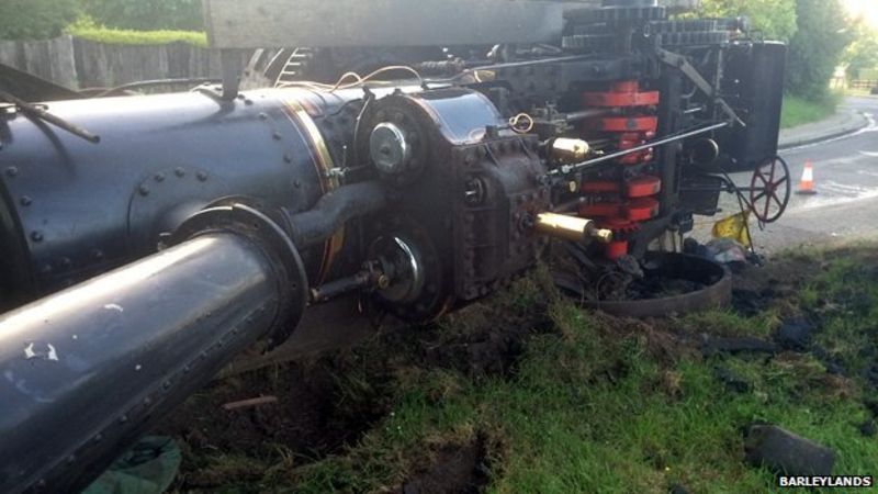 Essex 21-tonne steam engine falls off lorry trailer - BBC News