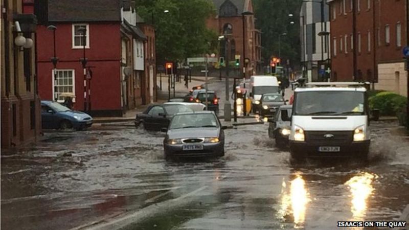 Heavy rain causes flooding in Suffolk - BBC News