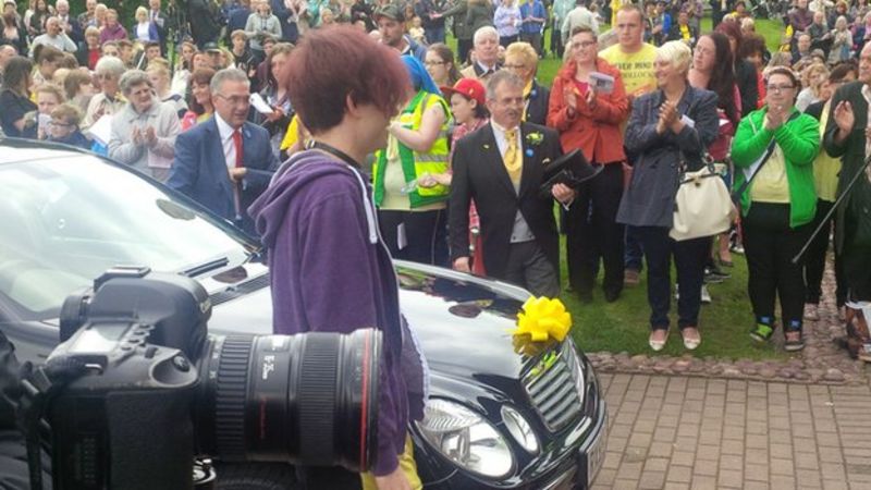 Stephen Sutton: Funeral held after Twitter 'thumbs up' - BBC News