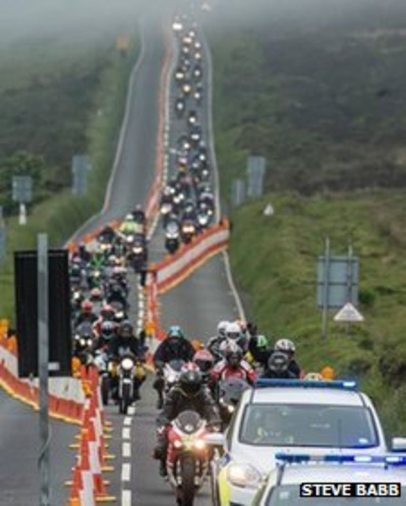 Simon Andrews: 5,000 bikers take part in memorial lap - BBC News