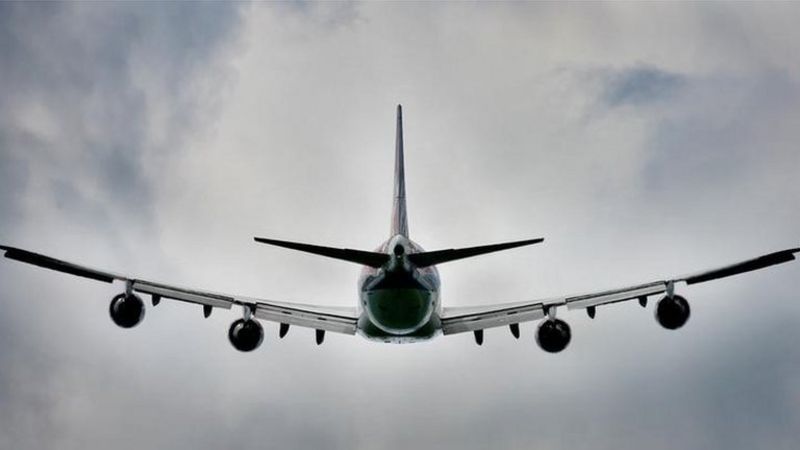 Passenger number rise boosts Gatwick's runway campaign - BBC News