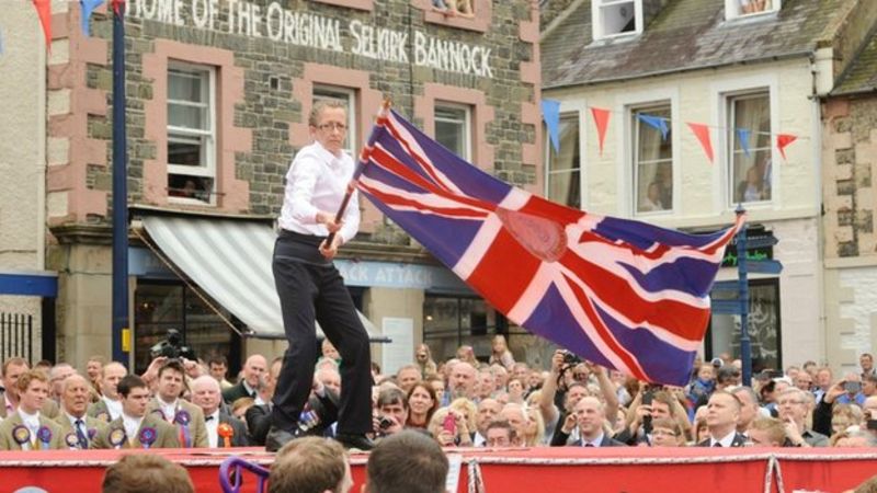 Selkirk Common Riding has first female standard bearer - BBC News