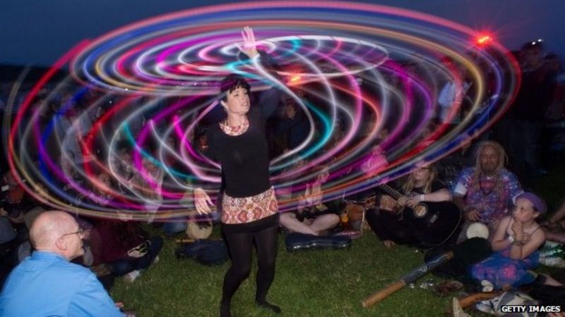 Stonehenge summer solstice celebrations see thousands gather - BBC News