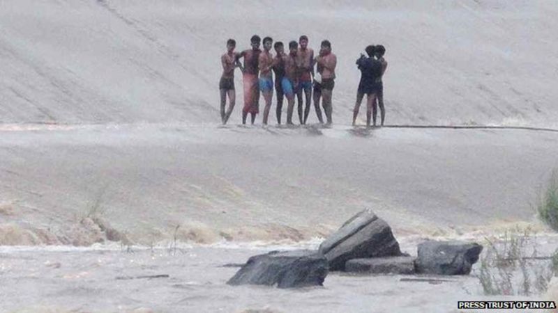 Why water surges are killing people in India - BBC News