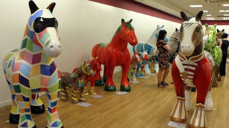 Horse sculptures trail aims to boost Hamilton visitors - BBC News
