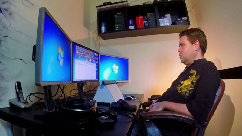 Stephen Hawking's speech tech released by Intel - BBC News