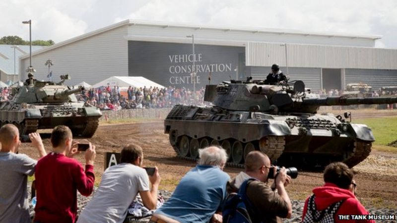 Tankfest event at Bovington draws crowds - BBC News