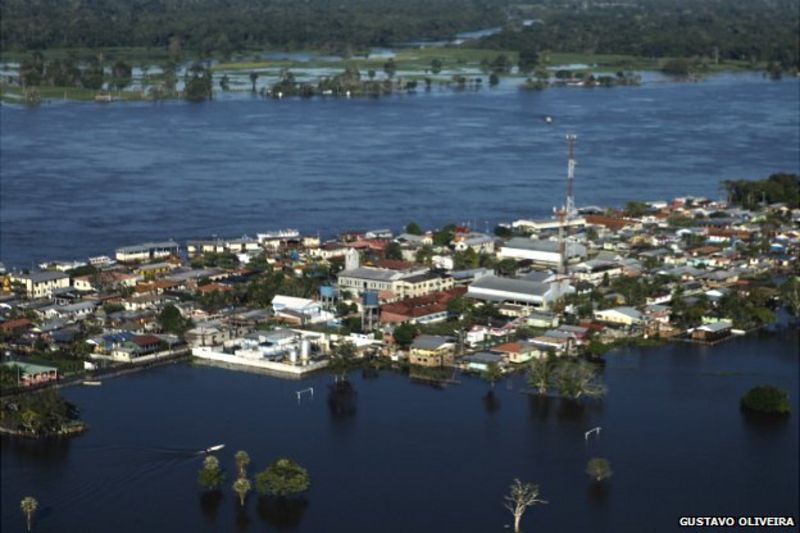 Record floods in Brazil bring chaos to Amazon towns - BBC News