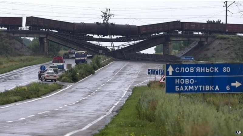 Ukraine crisis: Bridges destroyed outside Donetsk - BBC News