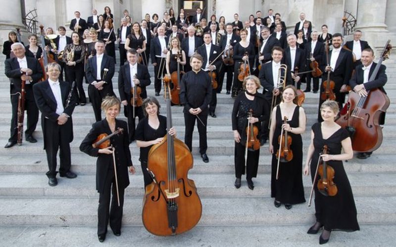 Welsh Proms conductor guarantees orchestra fees - BBC News