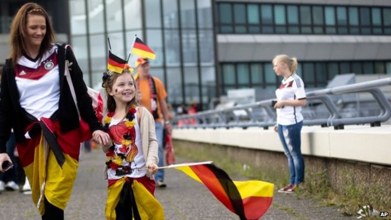 World Cup: Germany welcomes conquering heroes home - BBC News