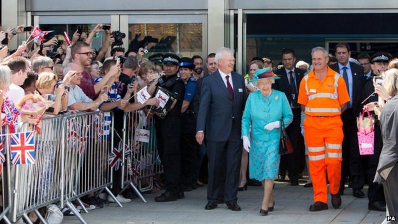Queen opens revamped Reading railway station - BBC News