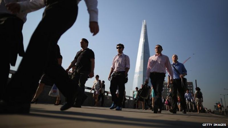 Advice for foreigners on how Britons walk - BBC News