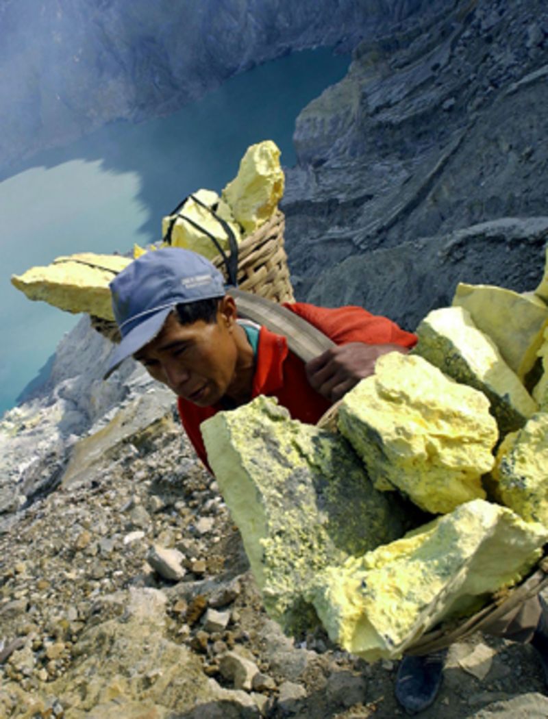Sulphur surplus: Up to our necks in a diabolical element - BBC News