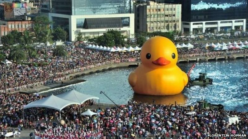 China: Giant yellow rubber duck swept away in flood - BBC News