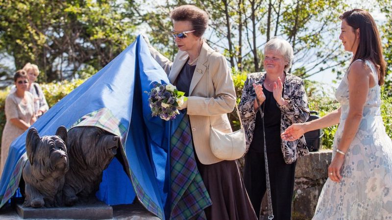Princess Anne unveils statue to Skye Terriers - BBC News